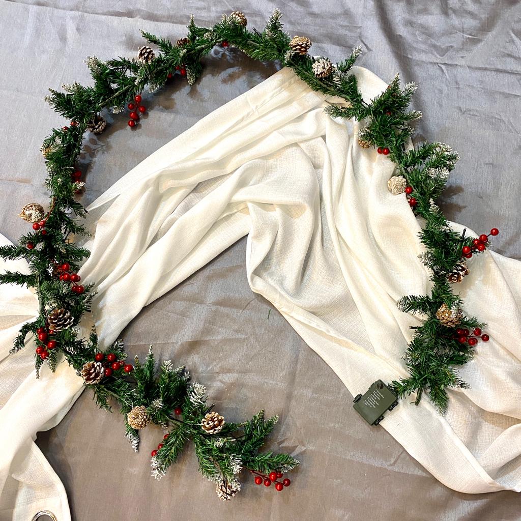 Dege Bredhi Krishtlindjesh me Frut te Kuq & Boce Pishe me Drita LED ...